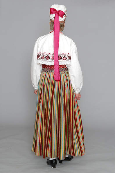 Ambla kihelkonna riietus – Esivanemate pärand tänapäeva rahvariietes