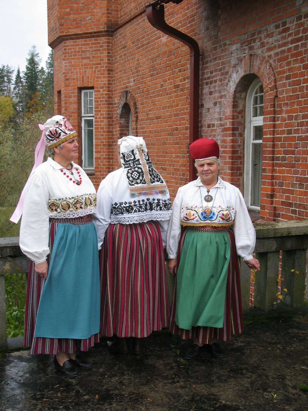 Ambla kihelkonna riietus – Esivanemate pärand tänapäeva rahvariietes